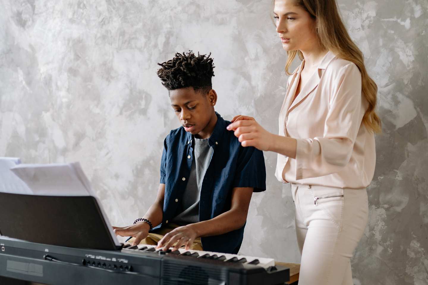 É muito difícil aprender a tocar teclado?